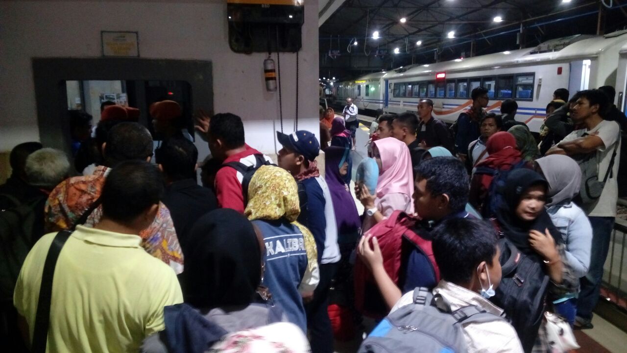 Kereta Api Sancaka Yogyakarta -Surabaya Tabrakan dengan Truk di Ngawi ...