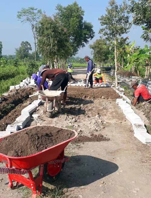 Lancarkan Kegiatan Masyarakat Desa Mojo Pavingisasi Jalan - Suara ...
